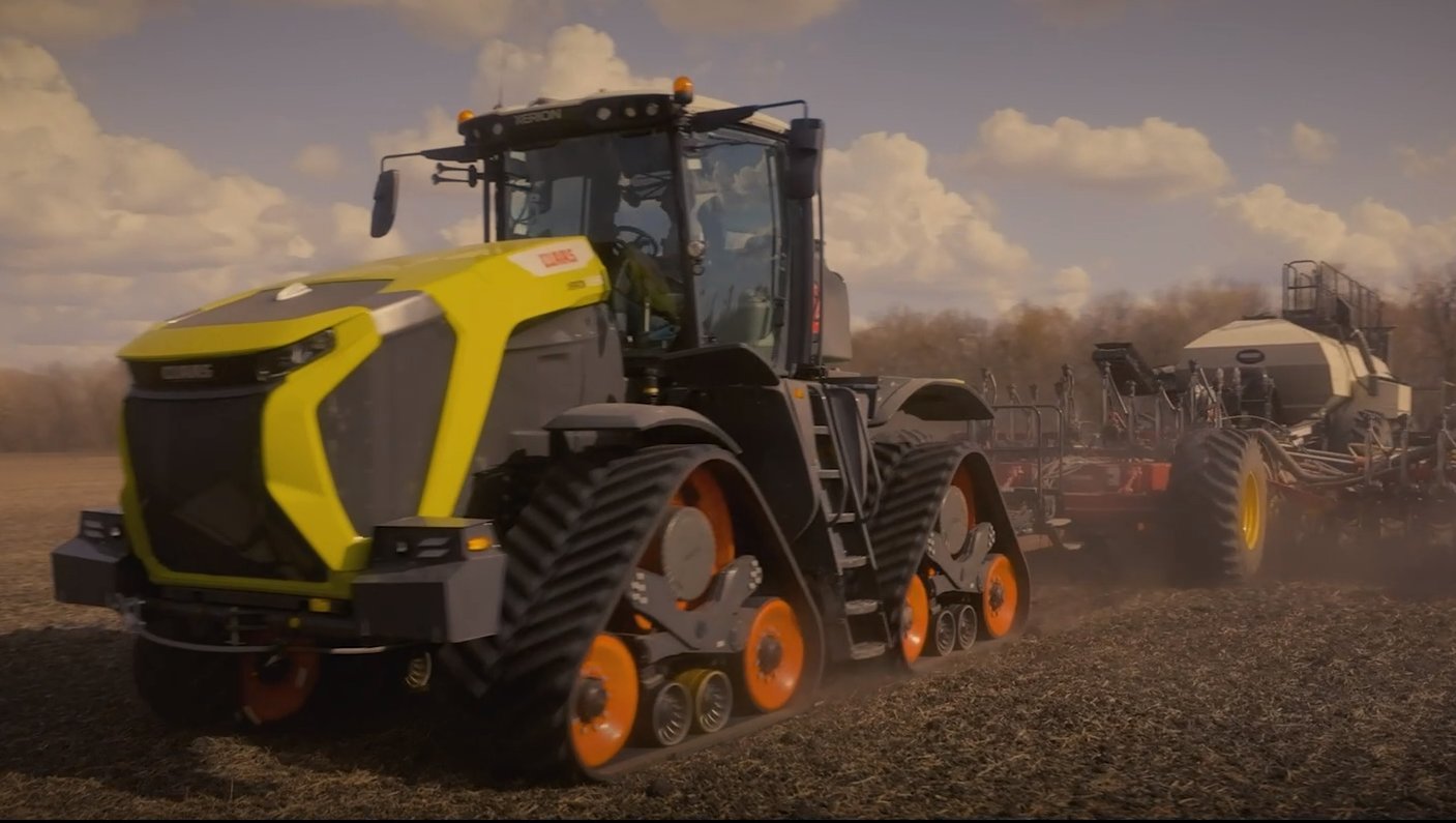 Φωτογραφίες με το γιγαντιαίο Xerion της Claas γεμίζουν το διαδίκτυο