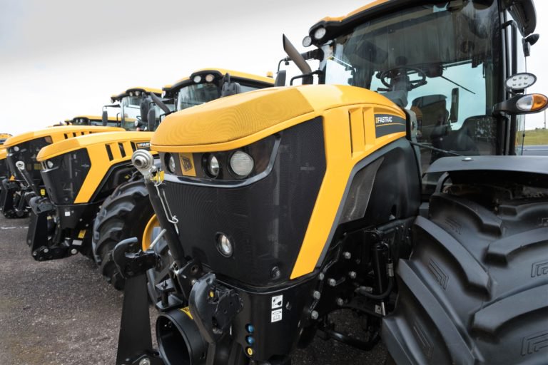 Πολυχρηστικά κάνει τα Fastrac 4000 η JCB